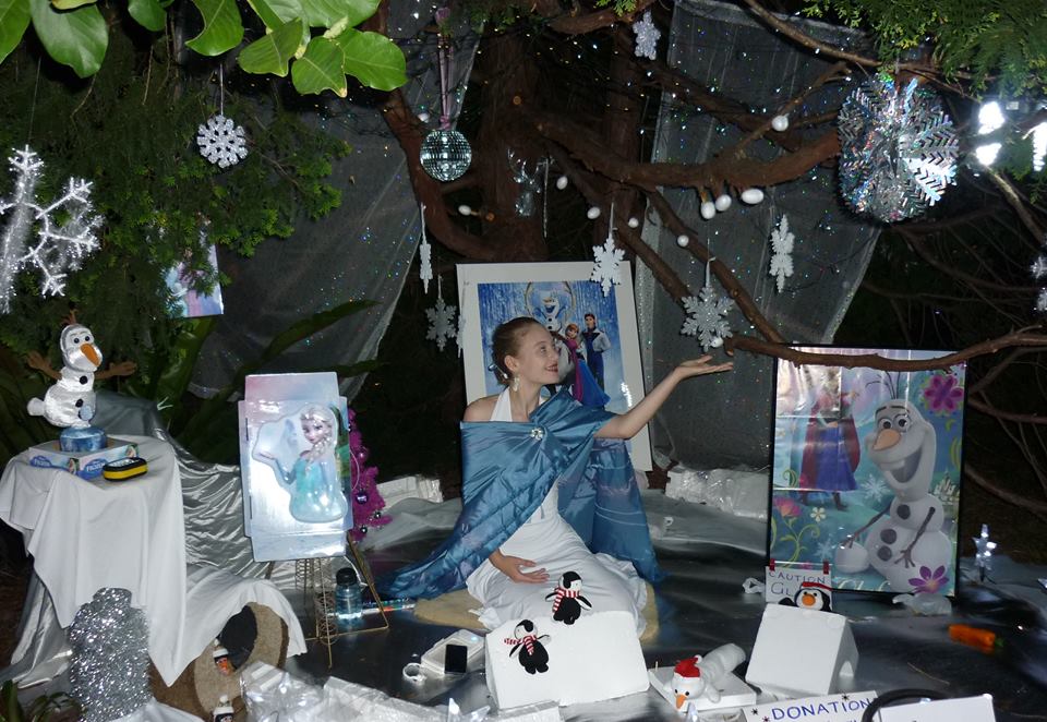 elsa-frozen-christmas - In the Cove